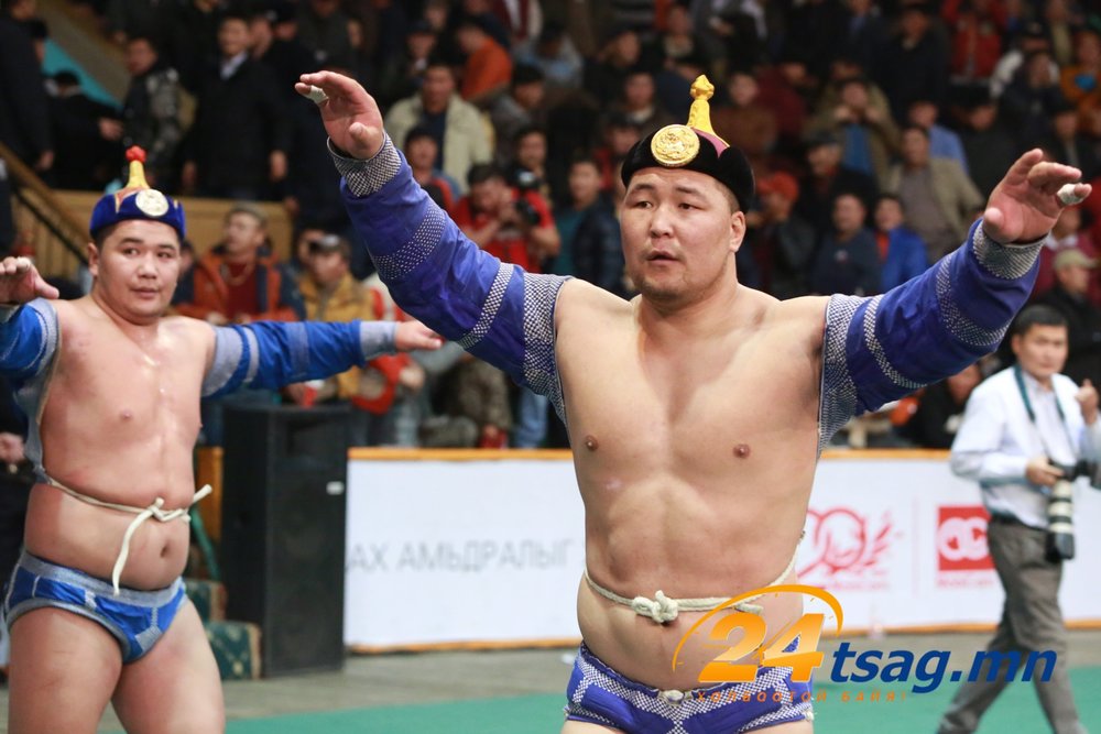 Үндсэн хуулийн өдөрт зориулсан барилдаанд Улсын арслан Р Пүрэвдагва Э Оюунболд тэргүүтэй